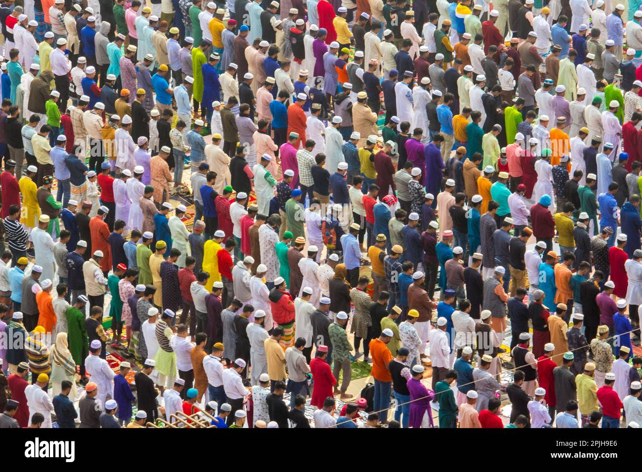 Muslims praying facing the kaaba Banque de photographies et d’images à ...