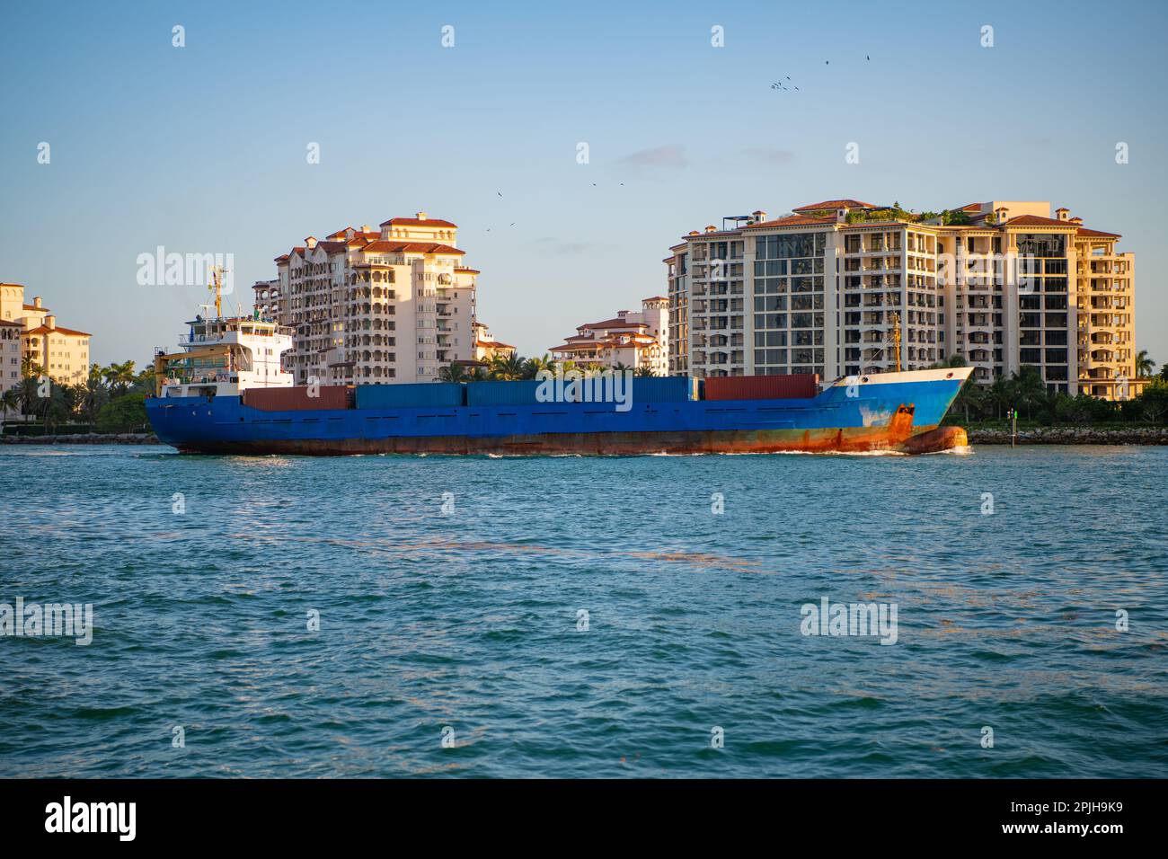image du conteneur de transport de barge de chargement. conteneur de ...