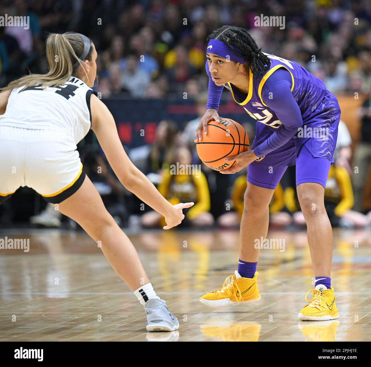 Dallas, États-Unis. 02nd avril 2023. Iowa Hawkees Gabbie Marshall défend les Tigers LSU sa'Myah ...