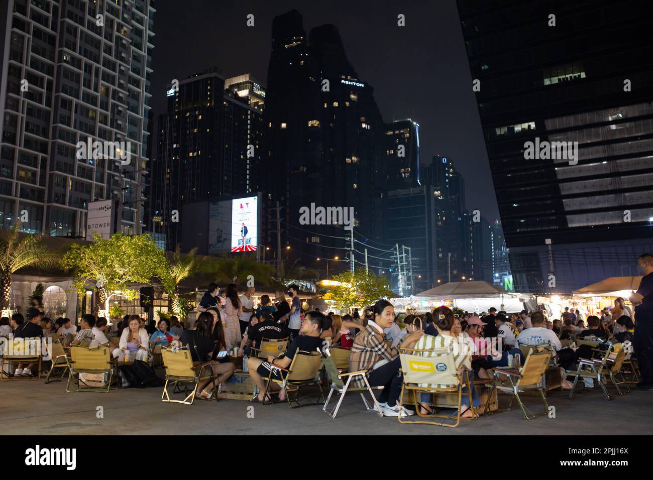 Bangkok, Thaïlande - 9 janvier 2023: Les gens au marché nocturne de ...