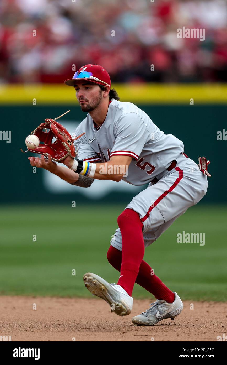 2 avril 2023: Le second basseman d'Alabama Ed Johnson #5 yeux une balle rebondissante a frappé ...