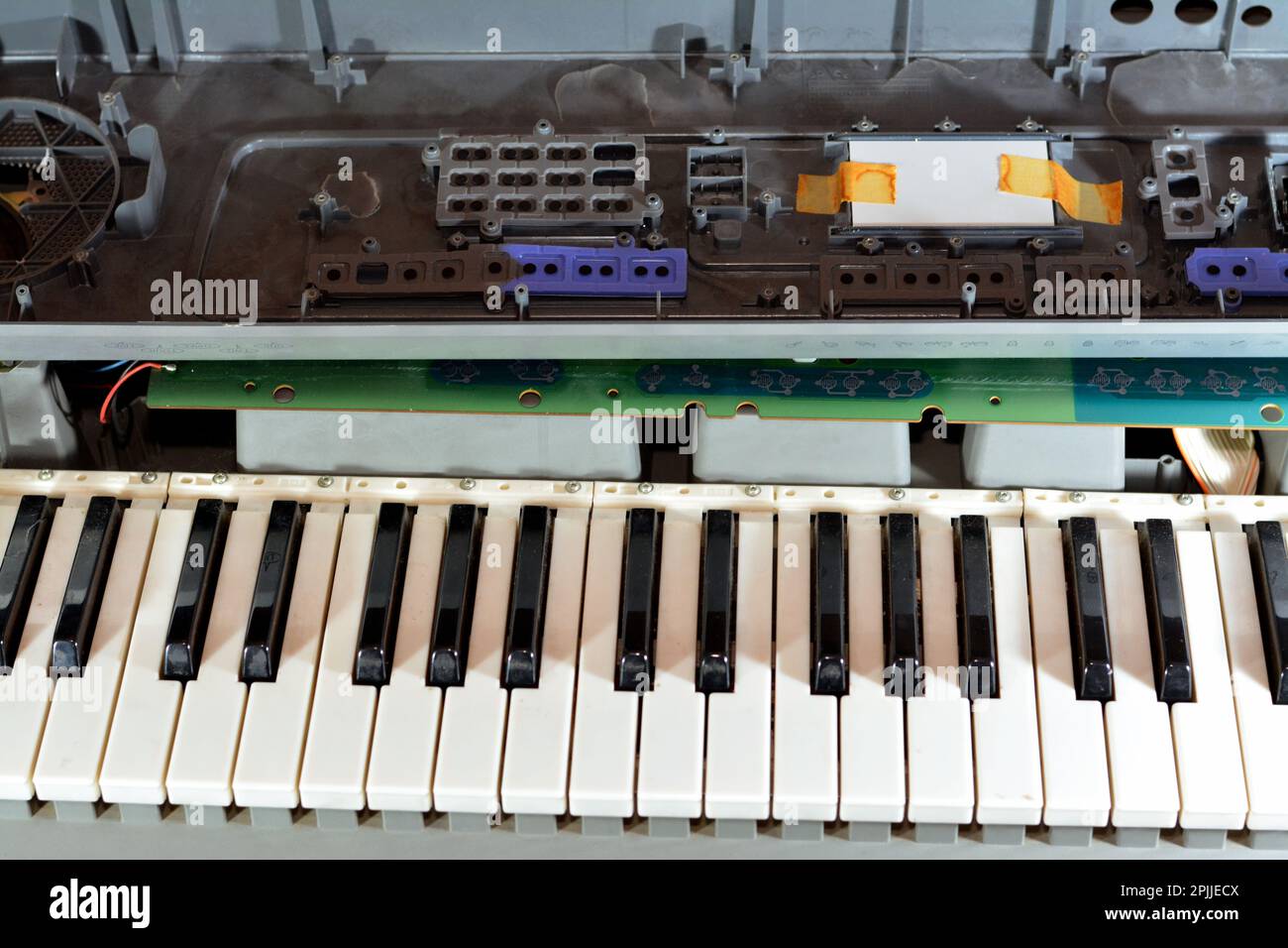 Le Caire, l'Egypte, 1 avril 2023: Clavier musical électronique cassé ...