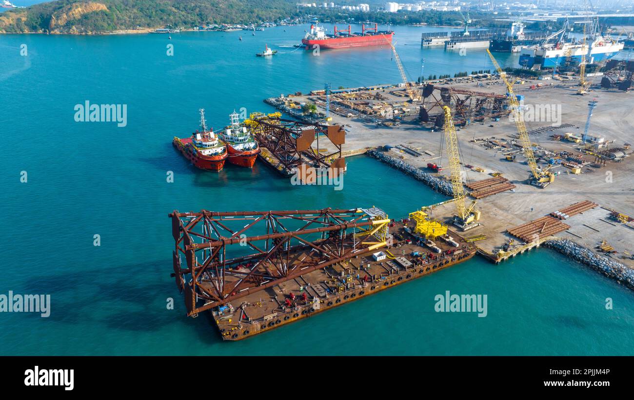 Big Drilling RID sur Smart Barge. Port de construction sur les grues du ...