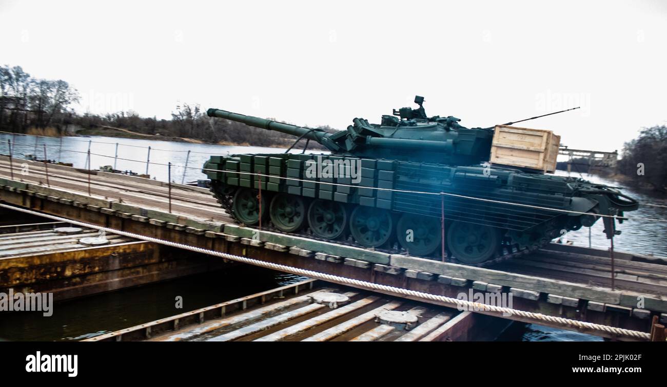 Le char ukrainien T-72B traversant un pont ponton montant à la ligne de ...