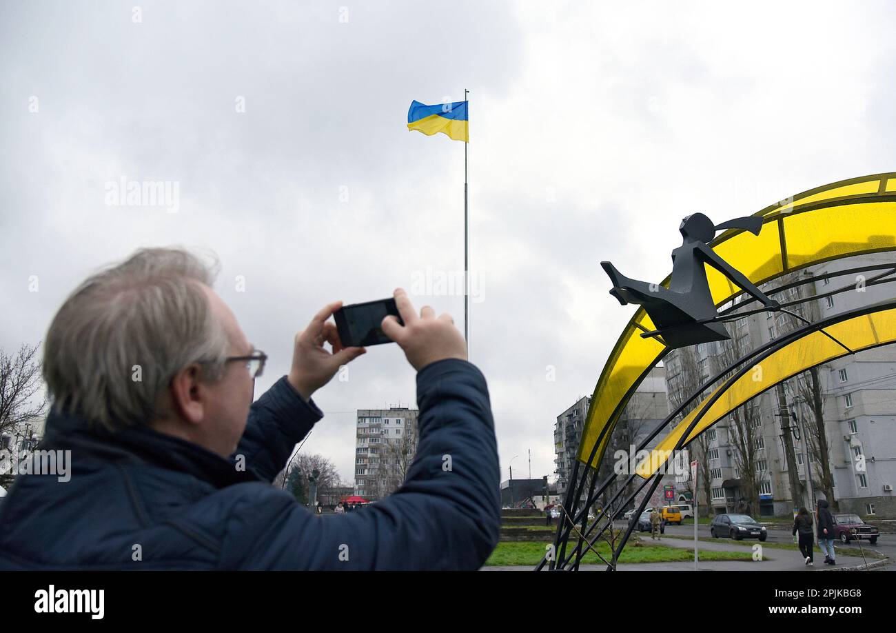 BORODIANKA, UKRAINE - le 2 AVRIL 2023 - Un homme prend une photo de la sculpture De Yevgen ...