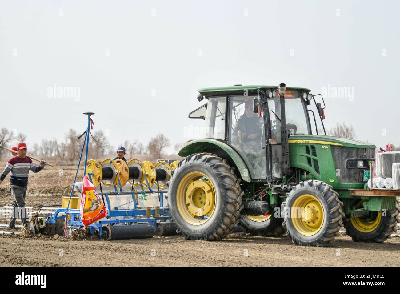 (230403) -- URUMQI, 3 avril 2023 (Xinhua) -- Une machine d ...