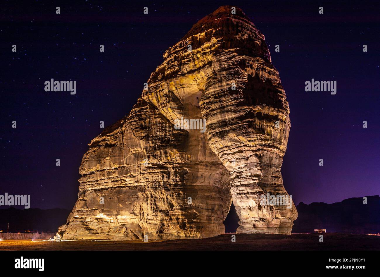 Monolithe d'érosion de roche d'éléphant de grès debout dans le désert ...