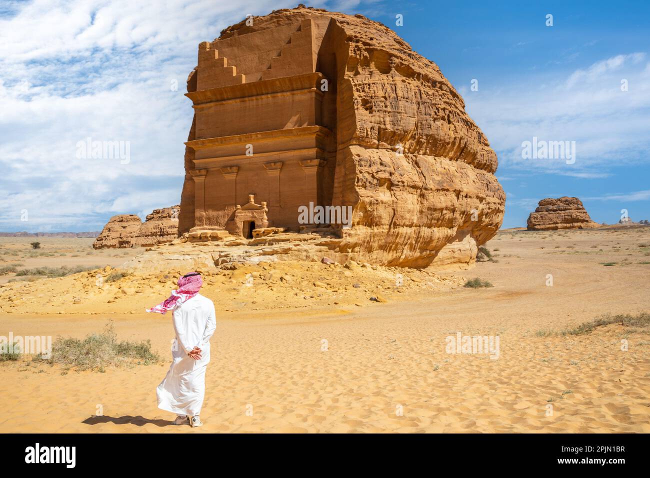 Homme arabe devant la tombe de Lihyan, fils de Kuza sculpté dans le ...