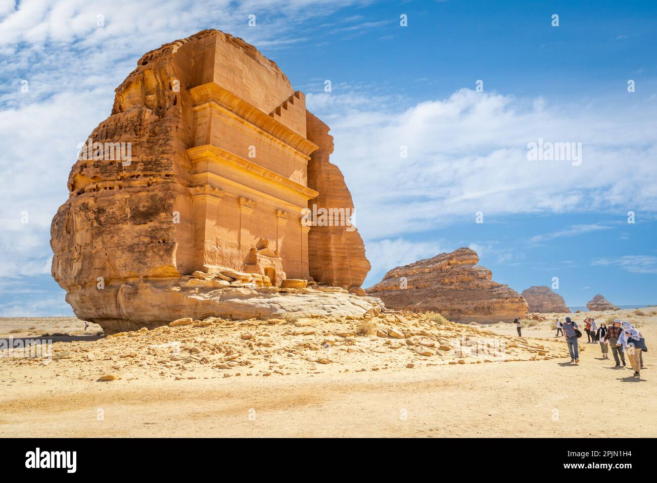 Groupe de touristes devant la tombe de Lihyan, fils de Kuza sculpté ...