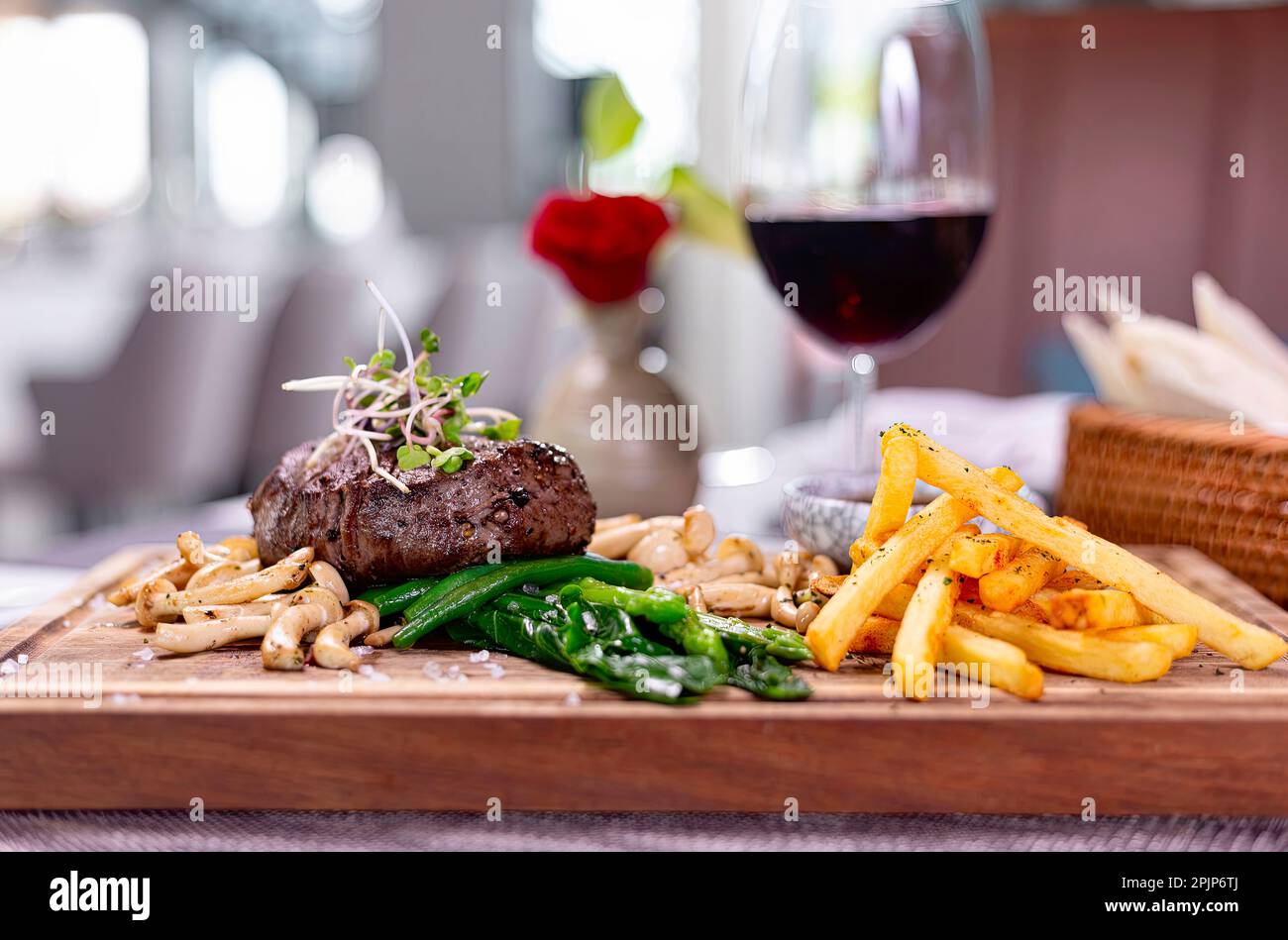 Steak bien cuit Banque de photographies et d’images à haute résolution ...