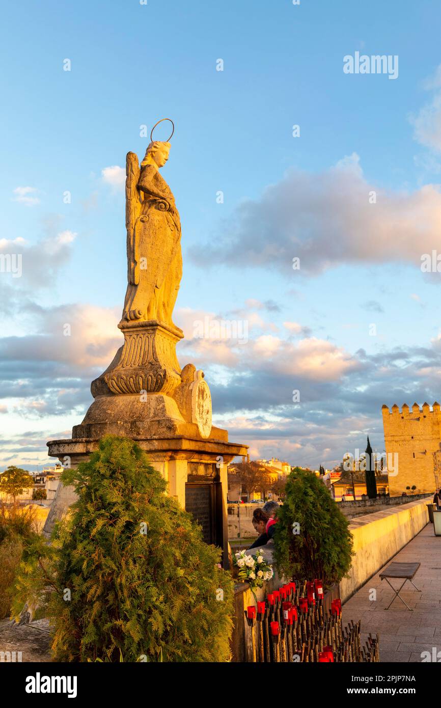 Statue de Saint Raphaël sur le pont romain, Cordoue, Andalousie ...