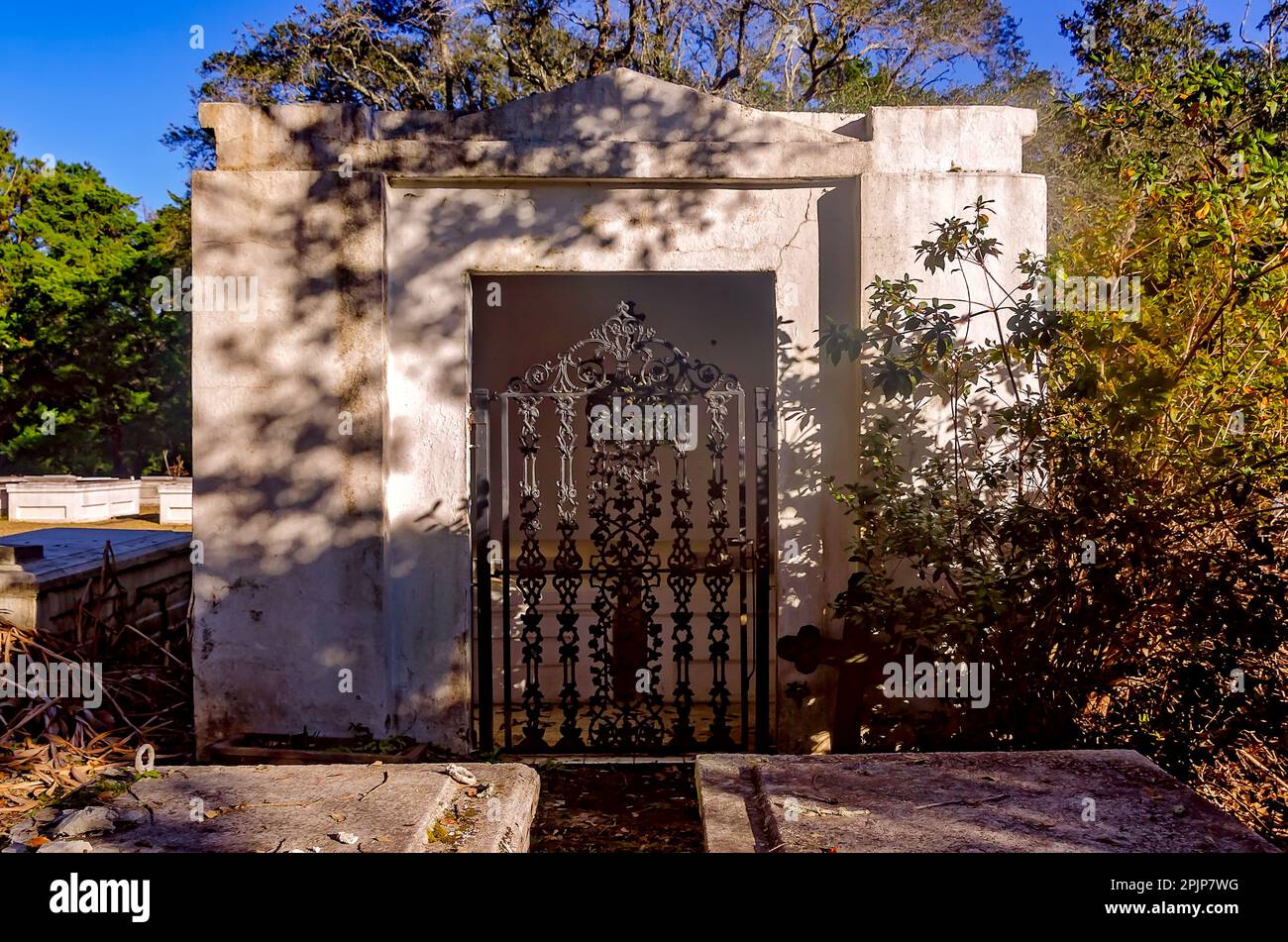 Le soleil se couche sur un mausolée dans le cimetière Malbis de l ...