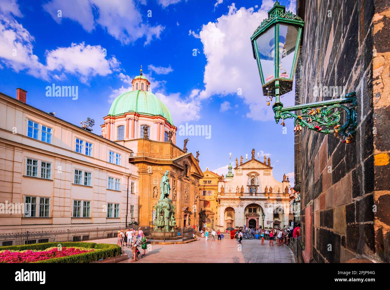 Prague, République tchèque - 2020 août : la rue L'église François d ...