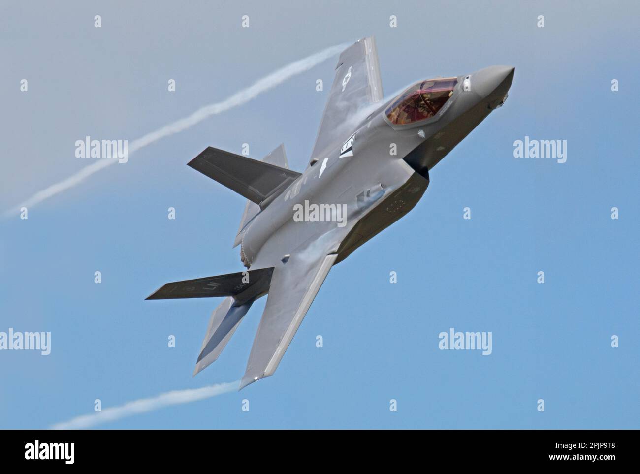 Un F-35A Lightning de l'USAF effectue des acrobaties aérobies sur sa ...
