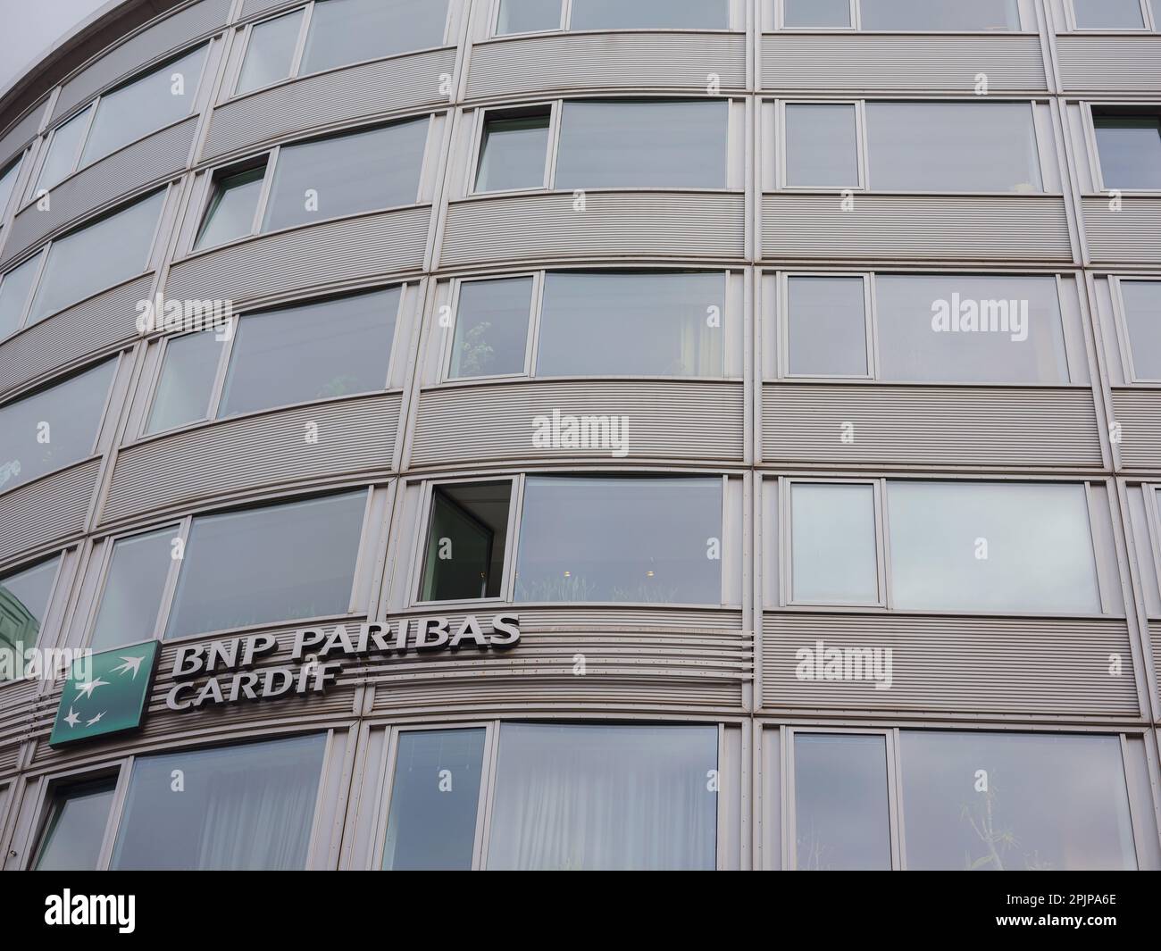 Vienne, Autriche - 8 août 2022: Façades de bâtiments BNP Paribas est un ...