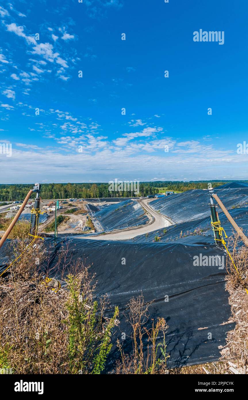 Deux têtes de puits de gaz méthane sortent d'une géomembrane ...