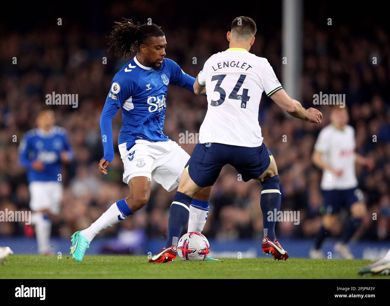 Alex Iwhi d'Everton tire sous la pression de Clément Lenglet de ...