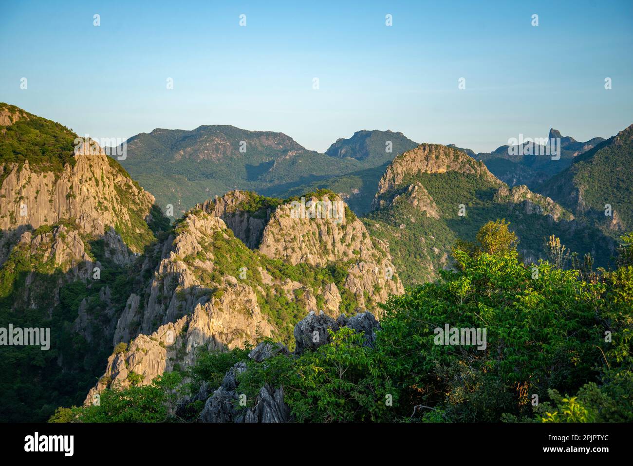 Le paysage et la vue du point de vue de Khao Daeng au village de Khao ...