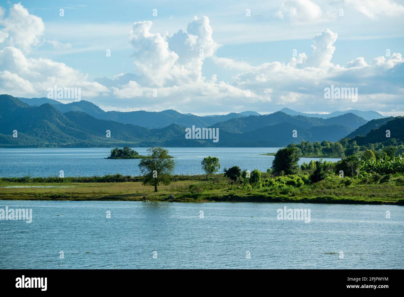 Le paysage et la nature au barrage de Pran Buri ou Mae Nam Pran Buri ...