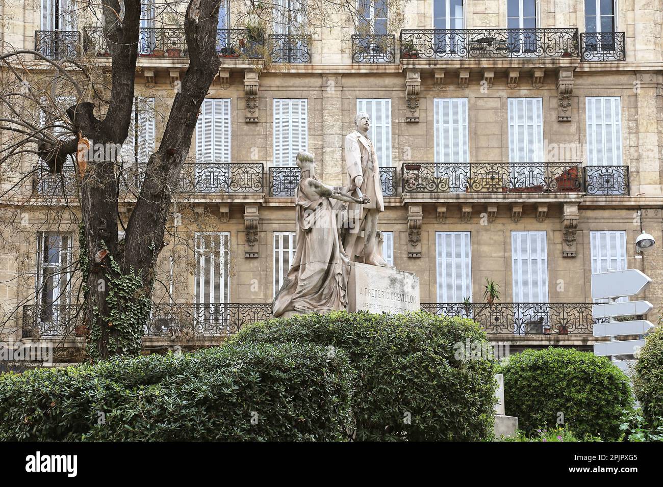 Statue de Frédéric Chevillon, place de la Corderie Henry Bergasse ...