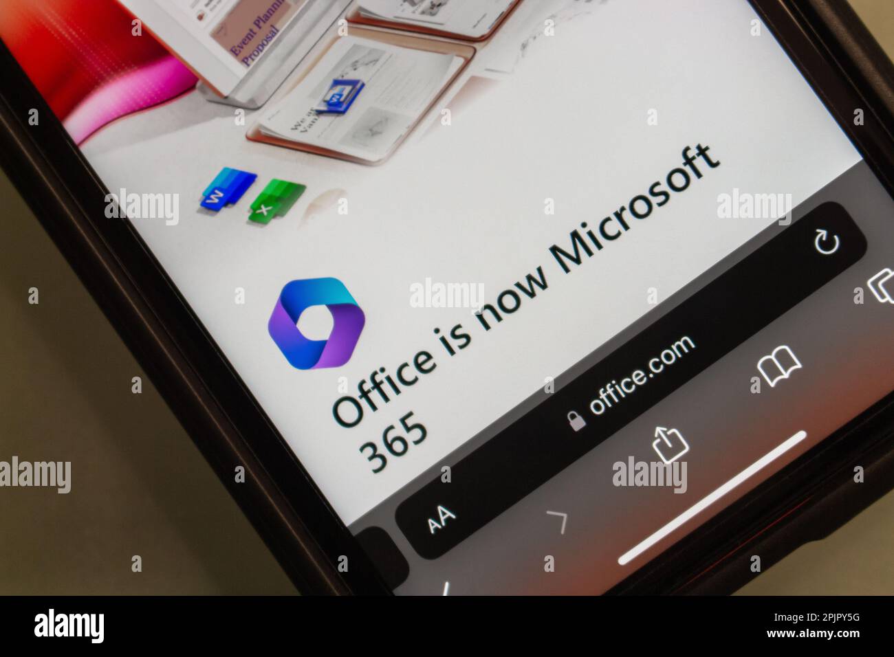 Logo Microsoft 365 vu en office.com sur un iPhone. Sur 21 avril 2020 ...