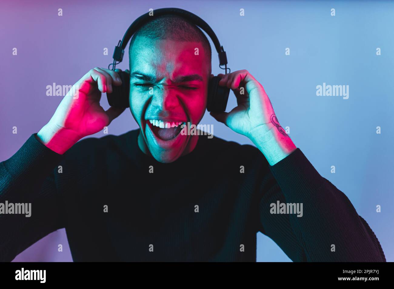 La musique masculine est un plaisir d'écouter de la musique sur son ...