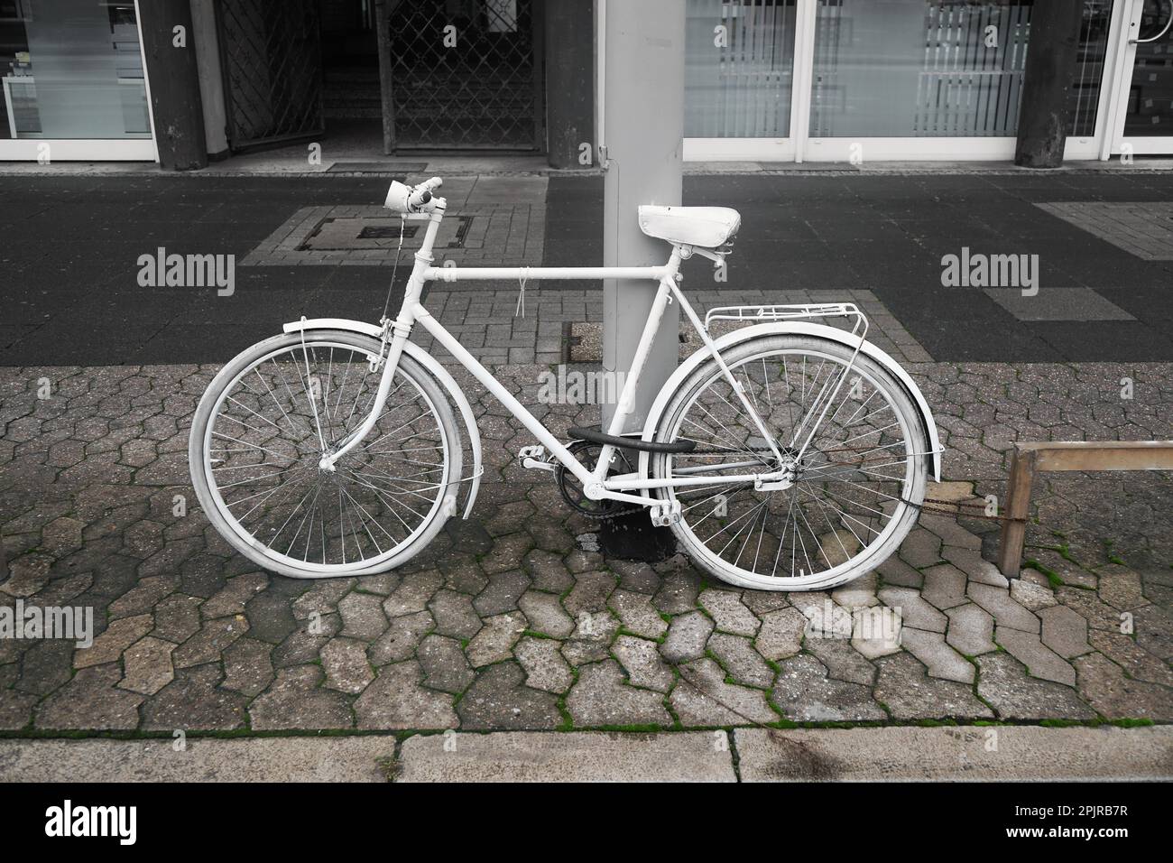 un vélo fantôme ou un ghostcycle ou un mémorial en bord de route pour ...