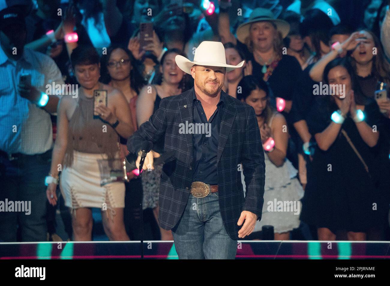 Cody Johnson, vainqueur de la Performance de l'année, parle sur scène ...