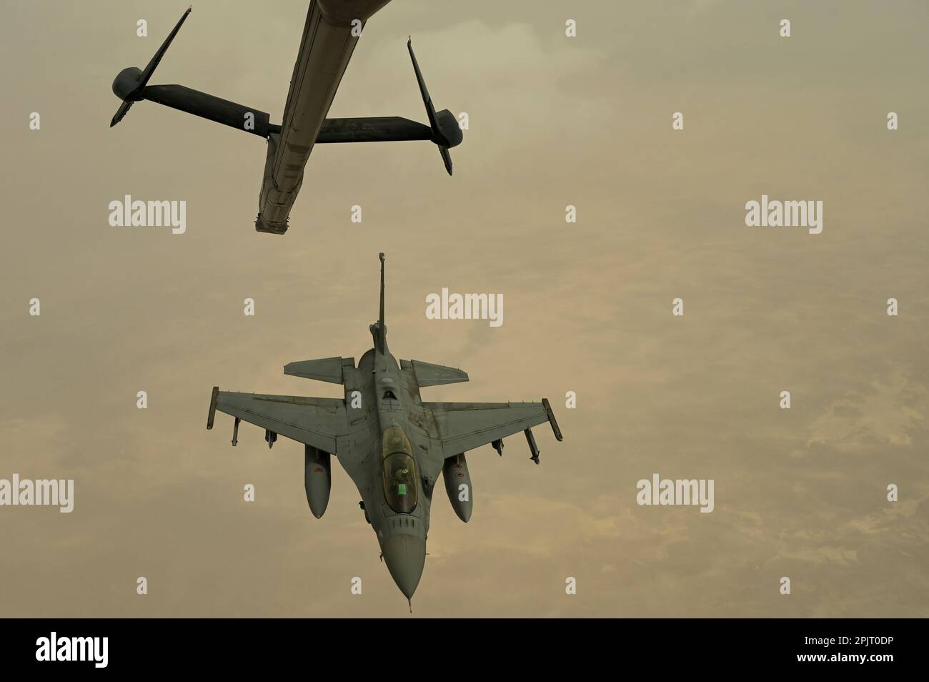 Une Royal Omani Air Force F-16 s'approche d'un U.S. Le poste KC-10 de ...