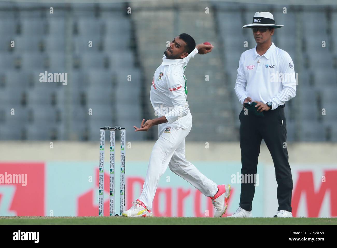 Mehedy Hasan Miraz se déroule pendant le seul match d'essai entre le ...