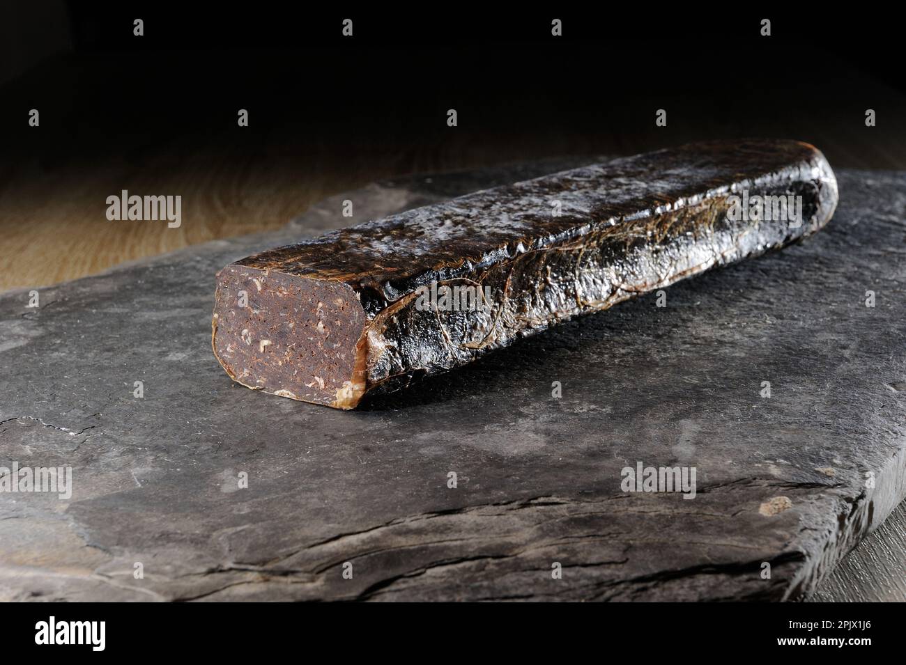 Le salami de thon est un processus typique de Trapani Sicile et la ...