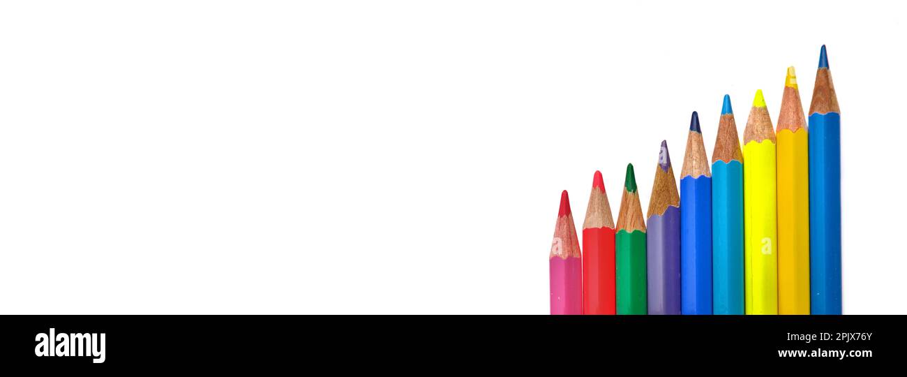 groupe de crayons de couleur disposés sur fond blanc, du plus petit au ...