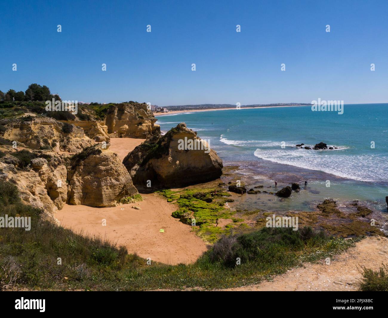 Vue vers le bas à vagues formes de grès en forme de puissance sur Praia ...
