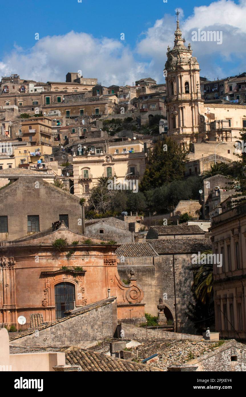 Vue sur Modica Alta, l'église de Santa Maria del Soccorso et la ...