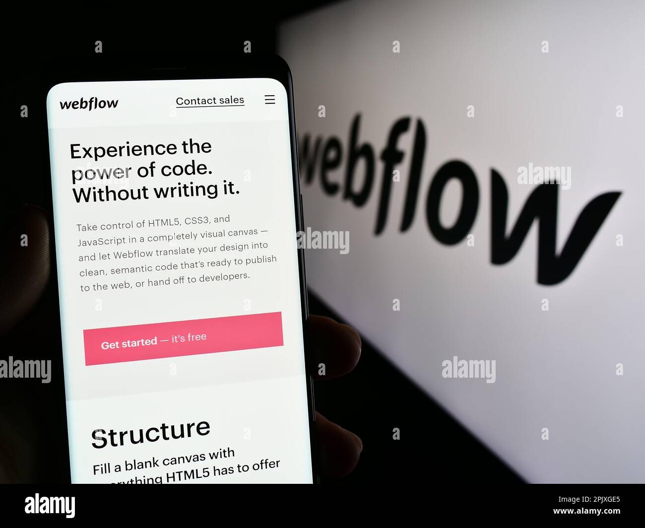 Personne tenant un smartphone avec une page Web de la société américaine de développement de ...