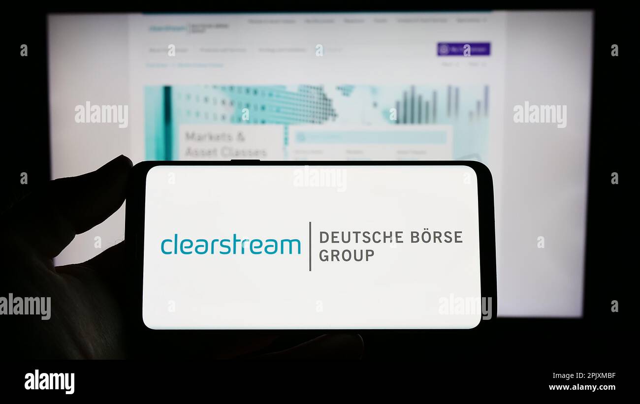 Personne tenant un téléphone portable avec le logo de la société ...