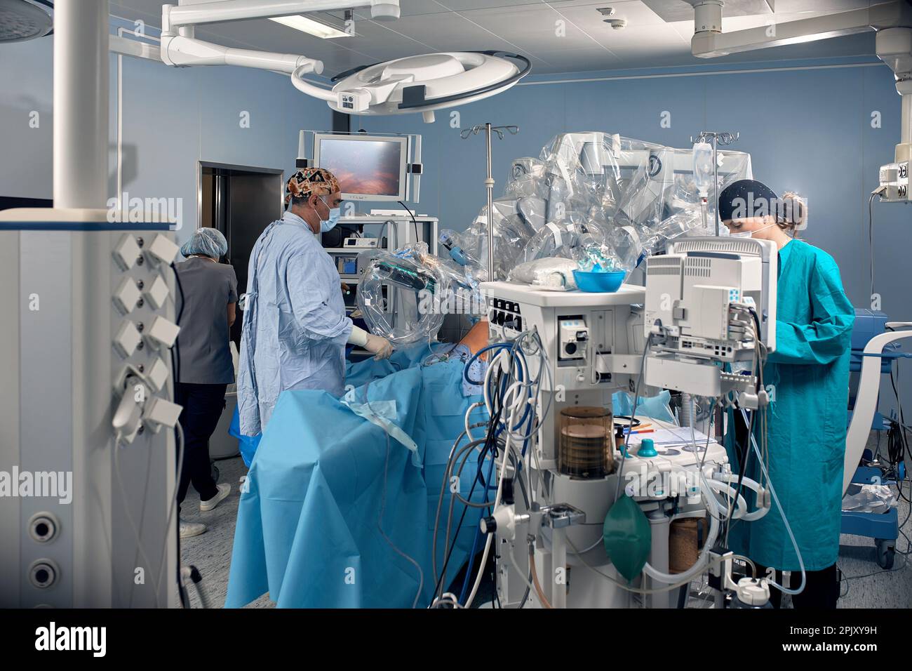 Système chirurgical avec robot peu invasif dans un hôpital. Équipement ...