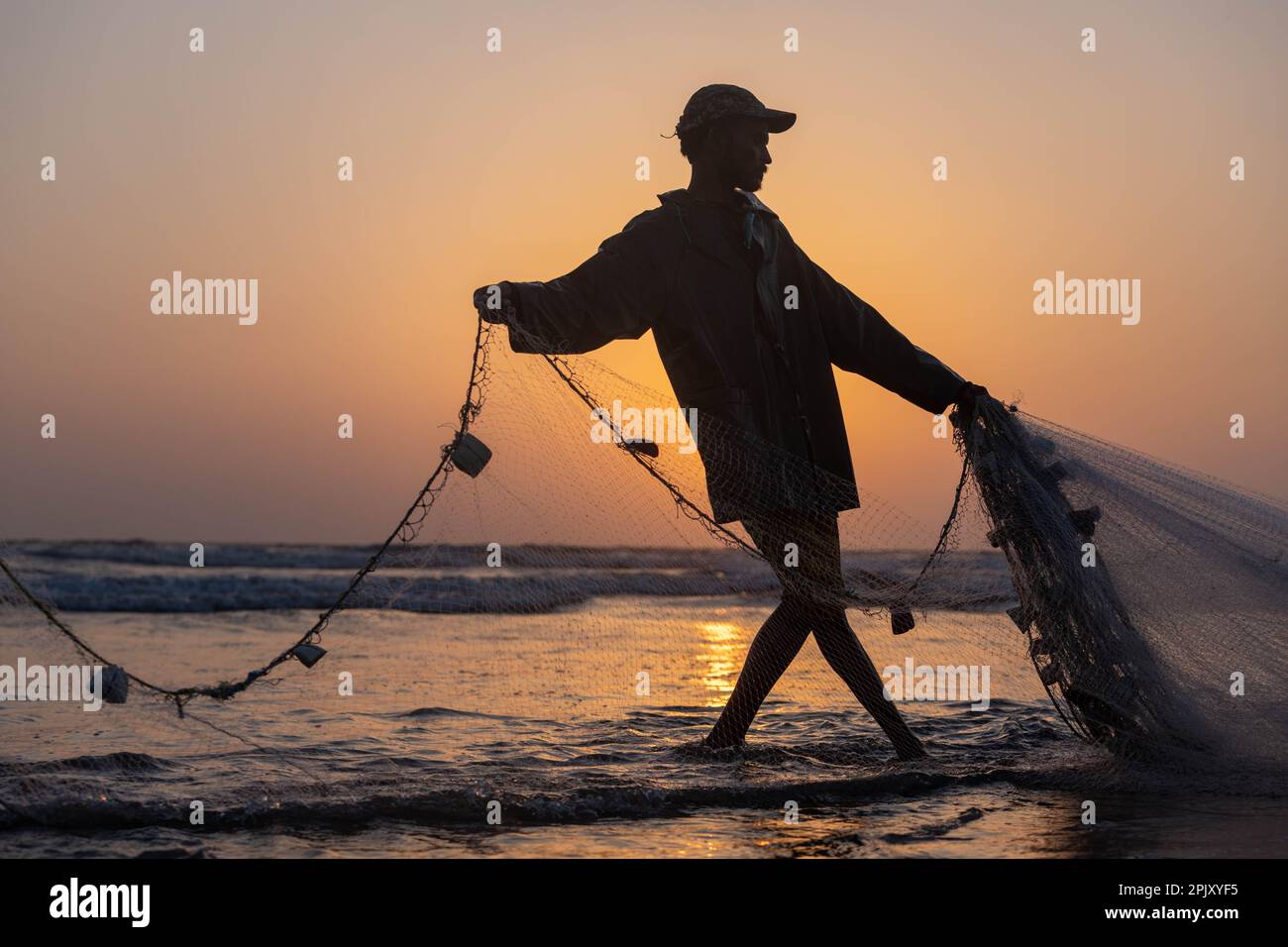 karachi pakistan 2021, un pêcheur tirant le filet de pêche pour ...