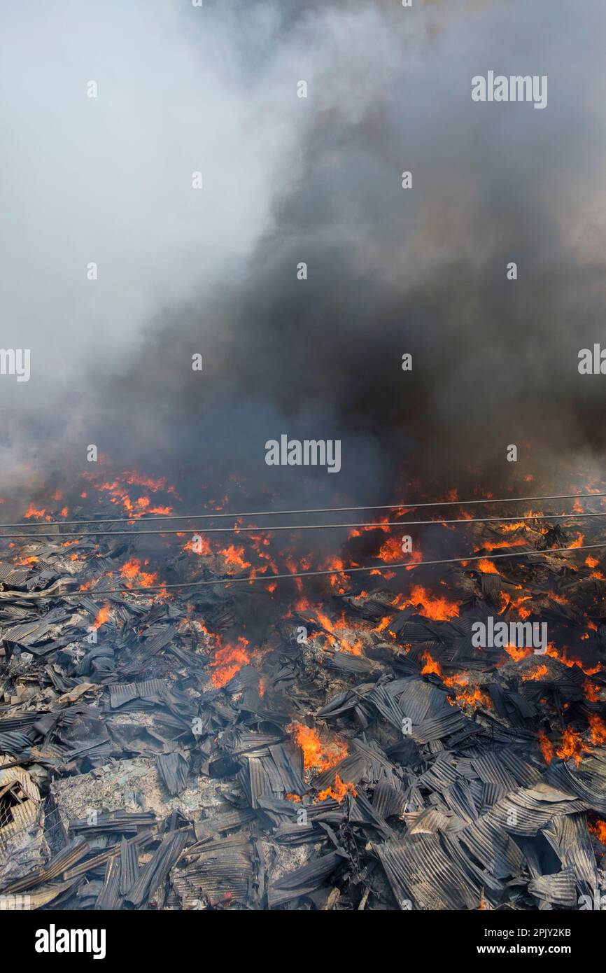 Le feu brûle à travers le marché qui est entièrement fait de tôle. À l ...
