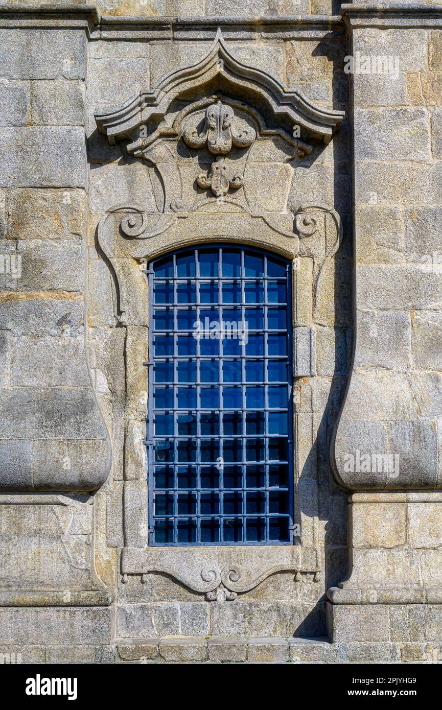 Mur en pierre avec décorations et une colonne à droite. Également connu ...