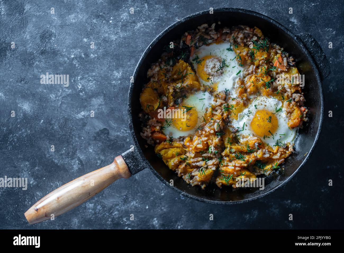 Riz bouilli avec œufs frits, citrouille, poivrons, carottes et oignons ...