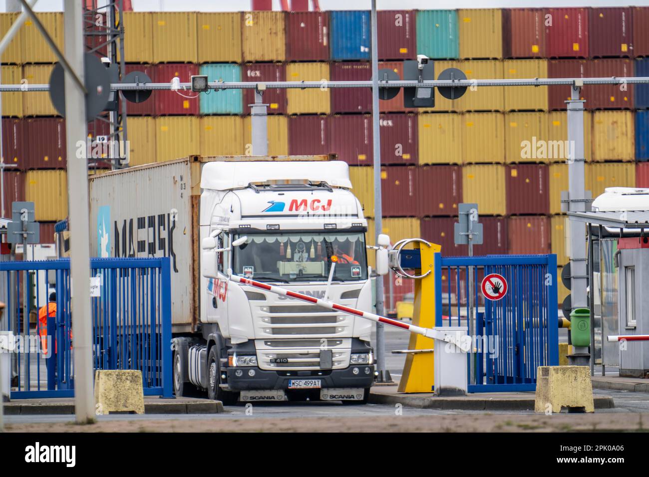 Entrée et sortie pour les camions-conteneurs, au terminal des ...