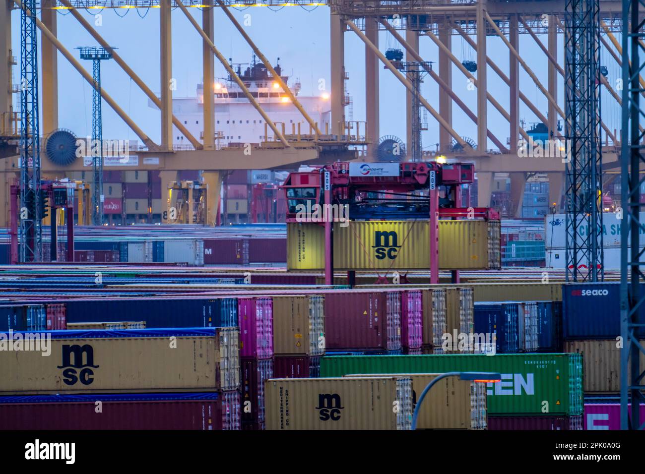 Terminal de conteneurs dans le port maritime de Bremerhaven, terminal ...