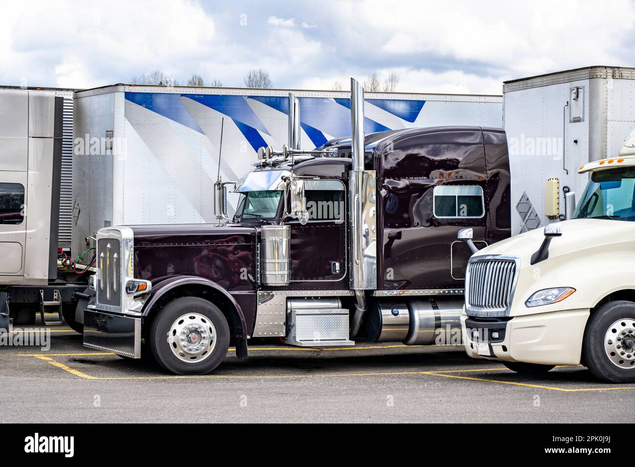 Grand rig industriel capot américain classique semi-camion violet avec ...