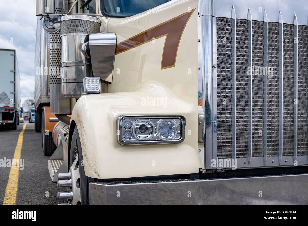 Grand rig de classe industrielle capot américain classique semi-camion ...