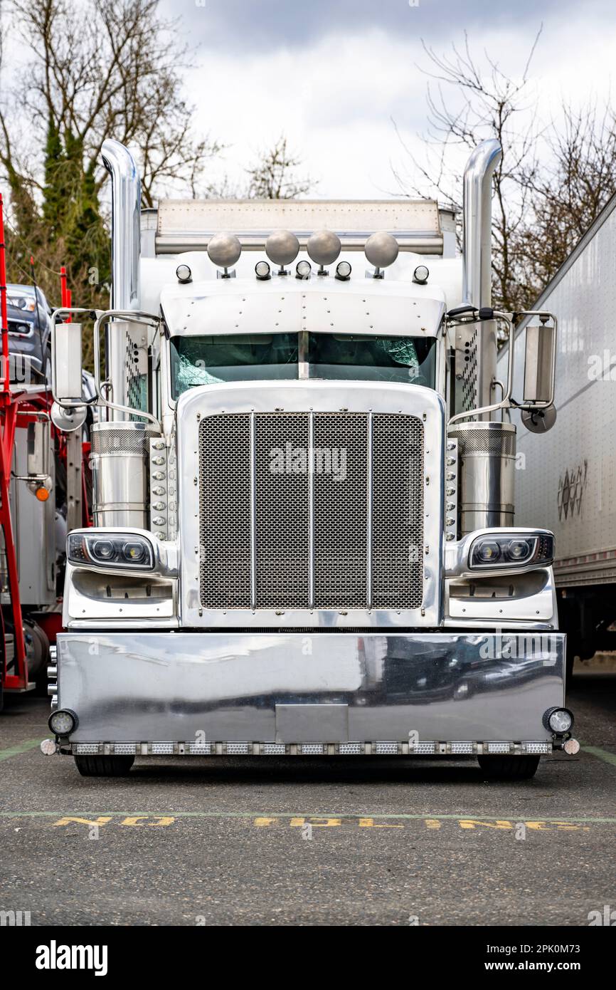 Grand rig industriel capot américain classique semi-camion blanc avec ...