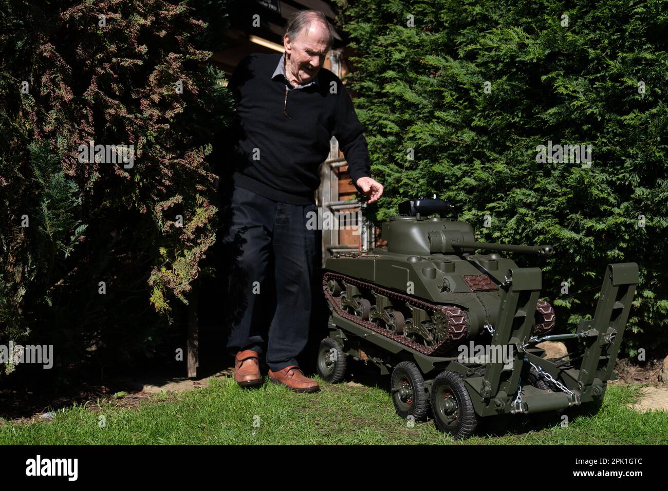 Roland Hopper dans son jardin près de Saffron Walden, Essex, avec son ...