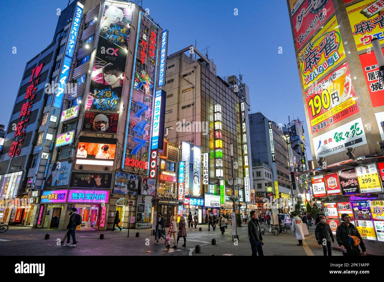 Tokyo, Japon - 7 mars 2023 : gens dans une rue du quartier de Kabukicho ...