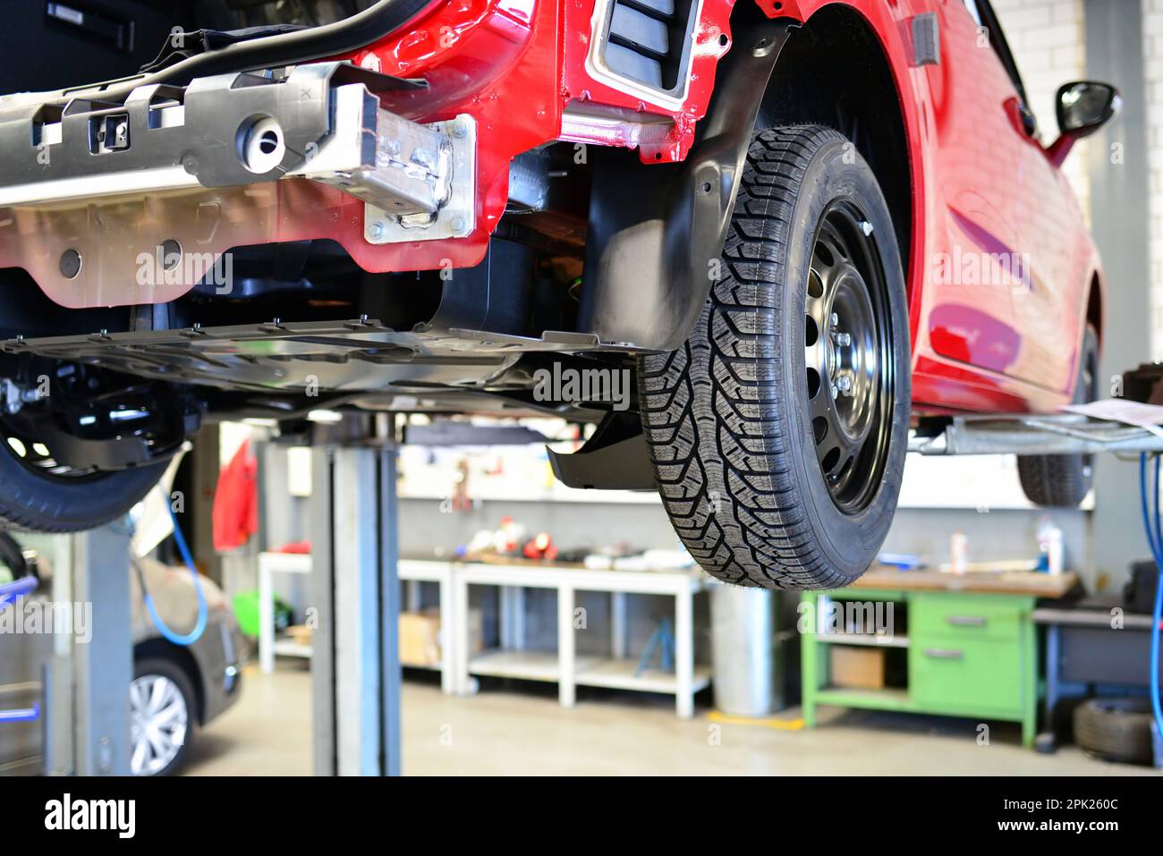 voiture pour changer les pneus sur une plate-forme de levage dans le ...