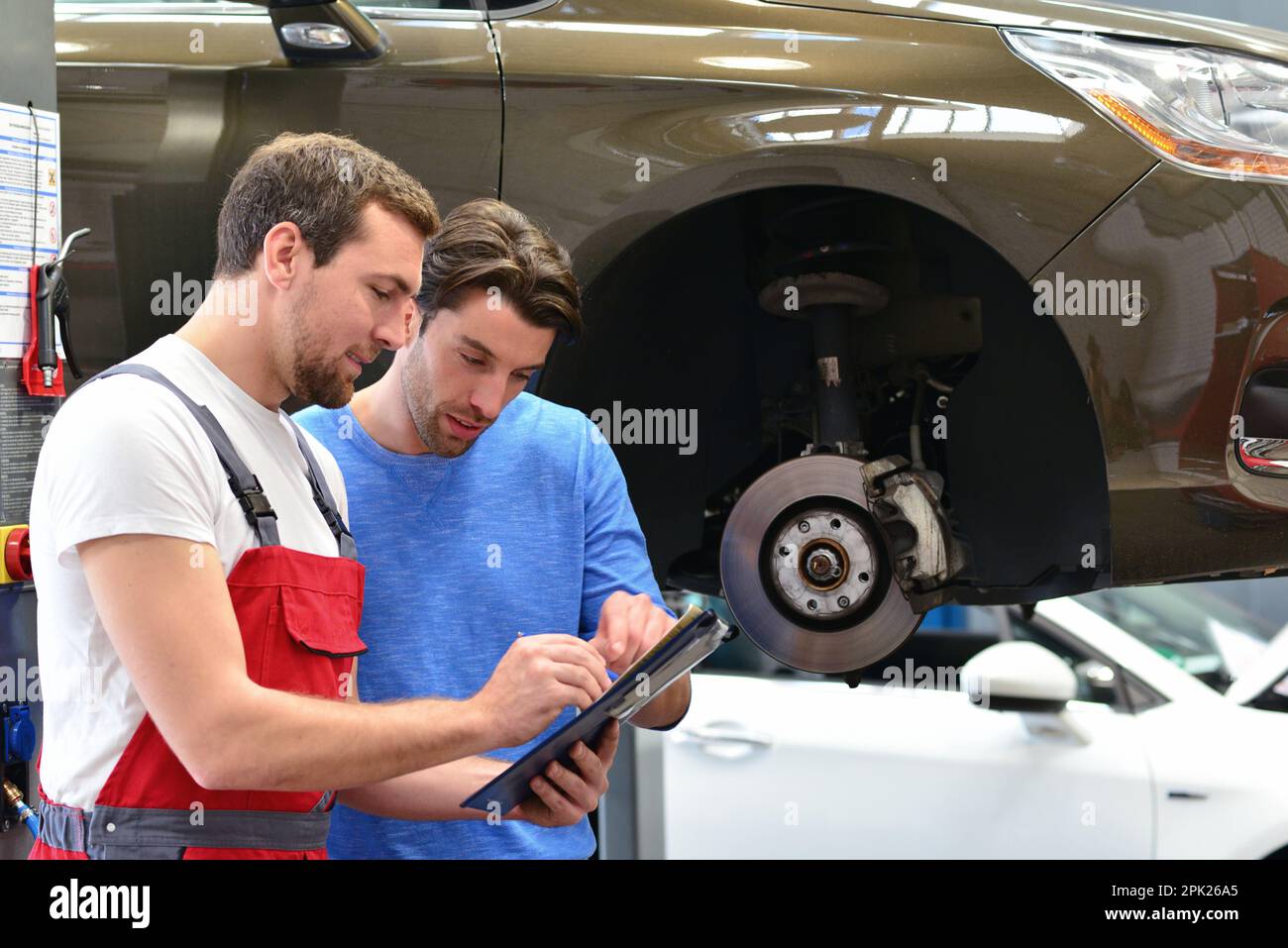 Le service après-vente dans l'atelier de réparation automobile ...